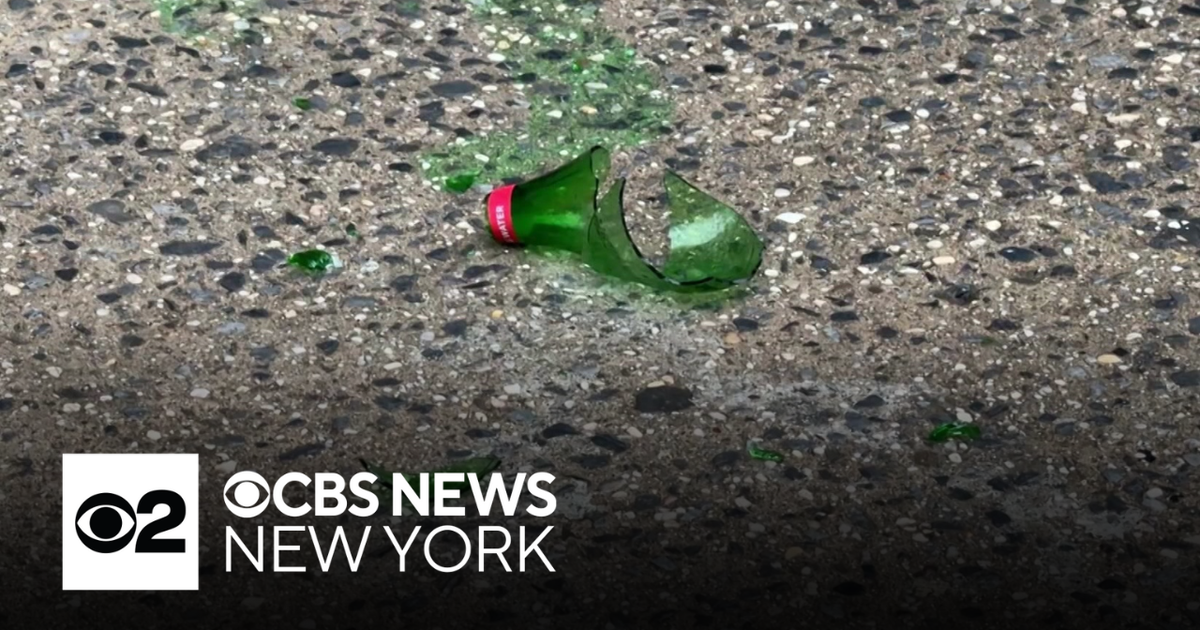 2 women attacked with glass bottle in SoHo, police say - CBS New York