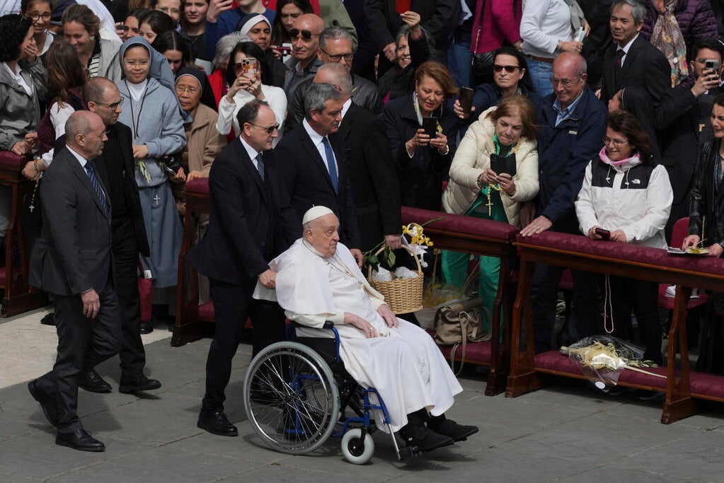 Pope Francis makes in-person appearance at St. Peter's Square to open ...