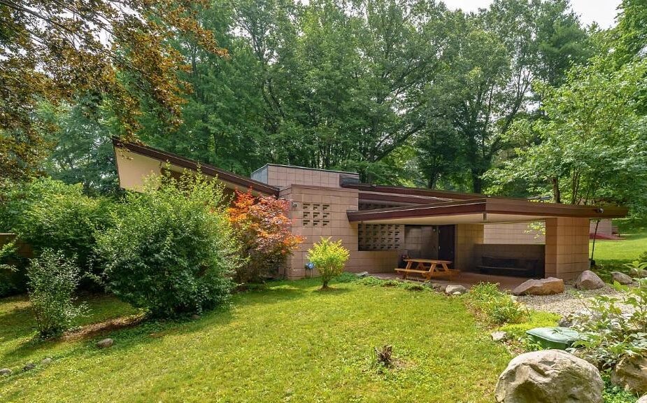 Michigan home designed by Frank Lloyd Wright goes on the market - CBS ...