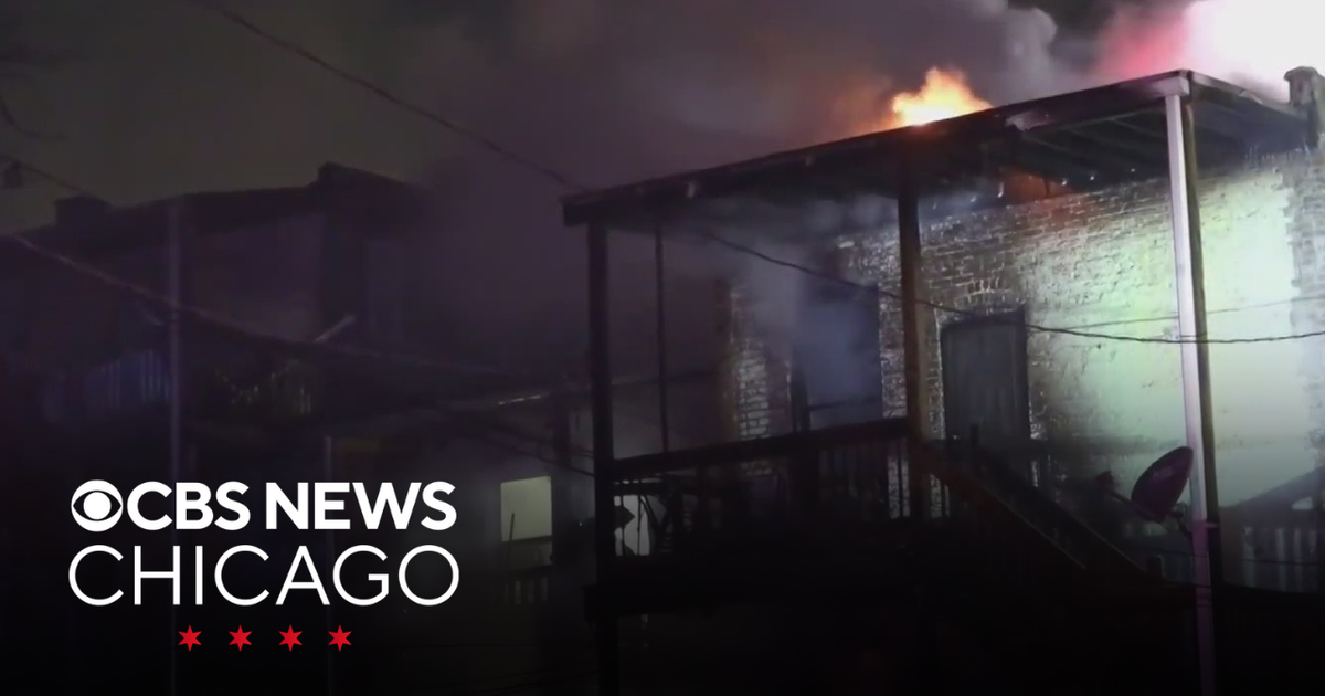 Fire spreads between 2 buildings in Garfield Park overnight - CBS Chicago