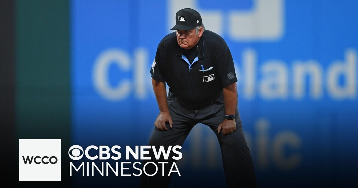Umpire hit in head by foul ball in Twins-Mets game sent to hospital ...