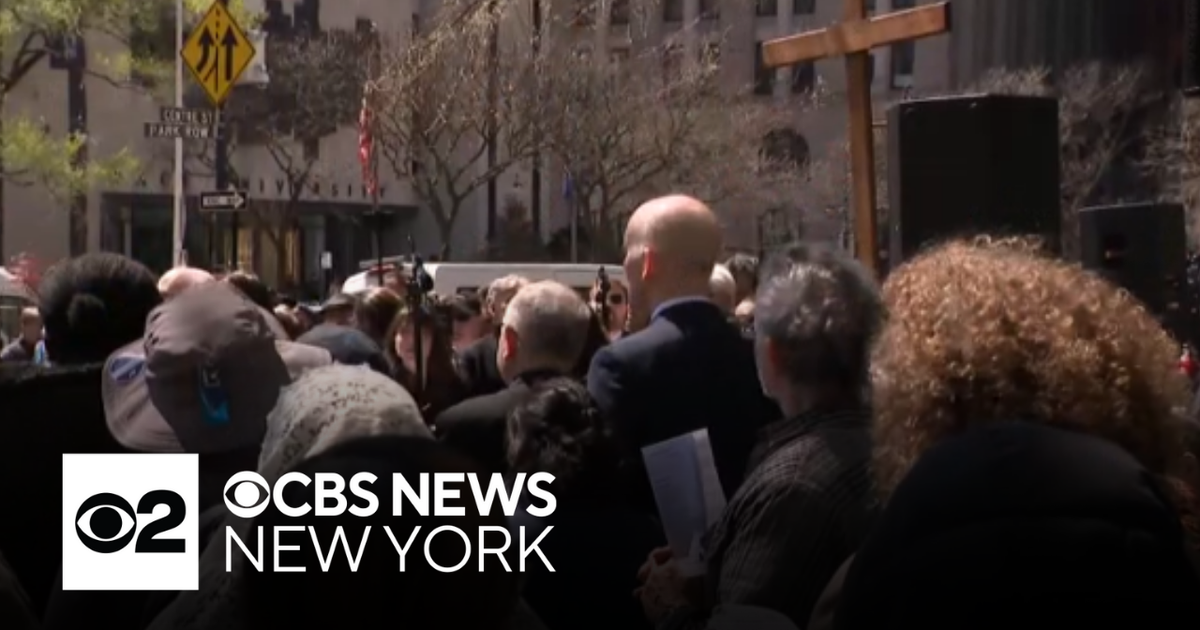 Good Friday Way of the Cross procession across Brooklyn Bridge - CBS ...