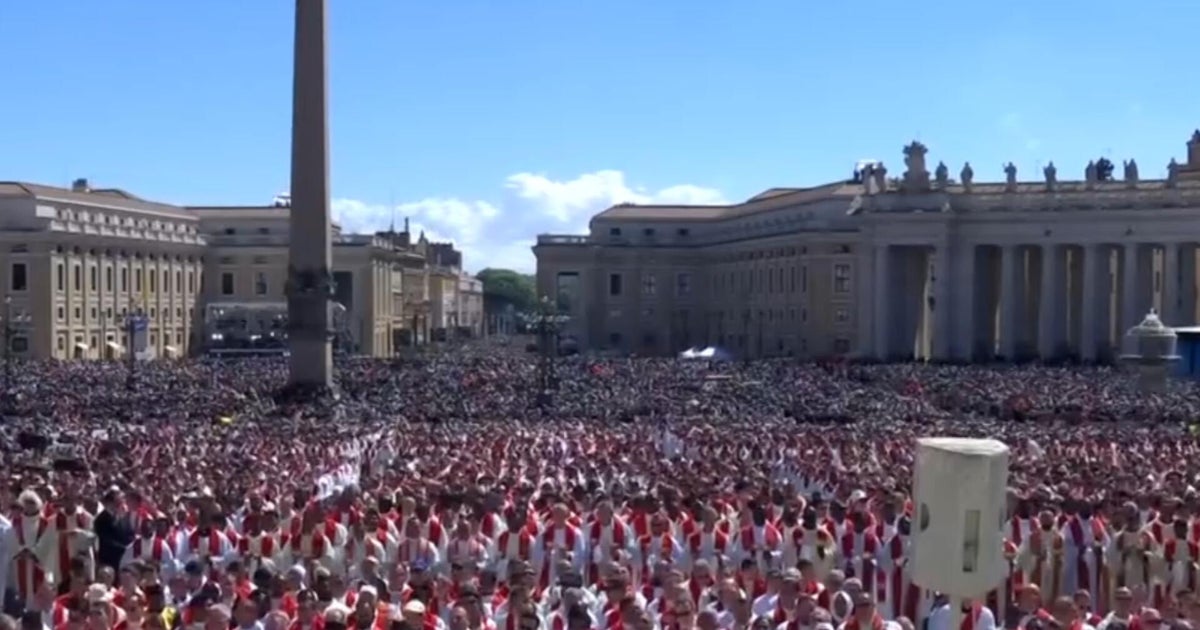 Crowd erupts with rare applause during homily for Pope Francis - CBS News