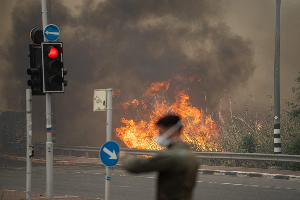 Israel wildfires spread near Jerusalem, drawing national emergency ...