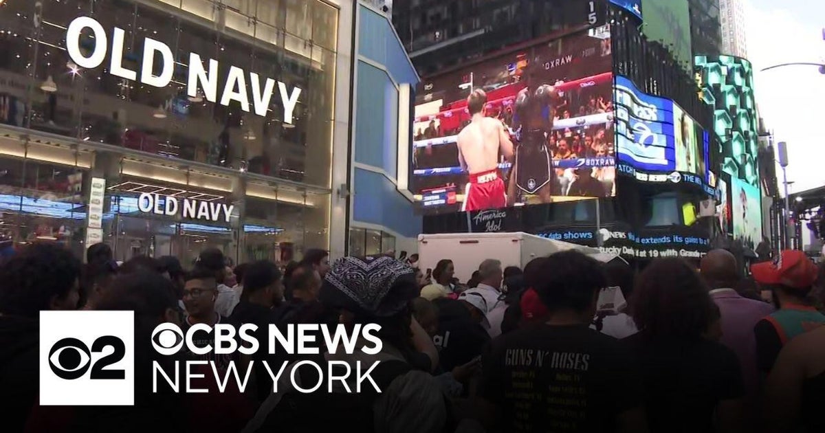 Live boxing comes to Times Square - CBS New York