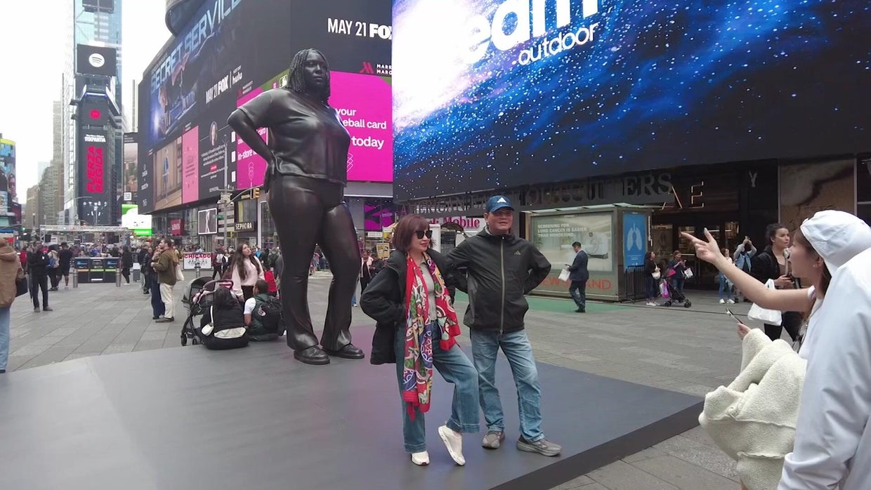 Bronze statue of woman turning heads in busy Times Square - CBS New York