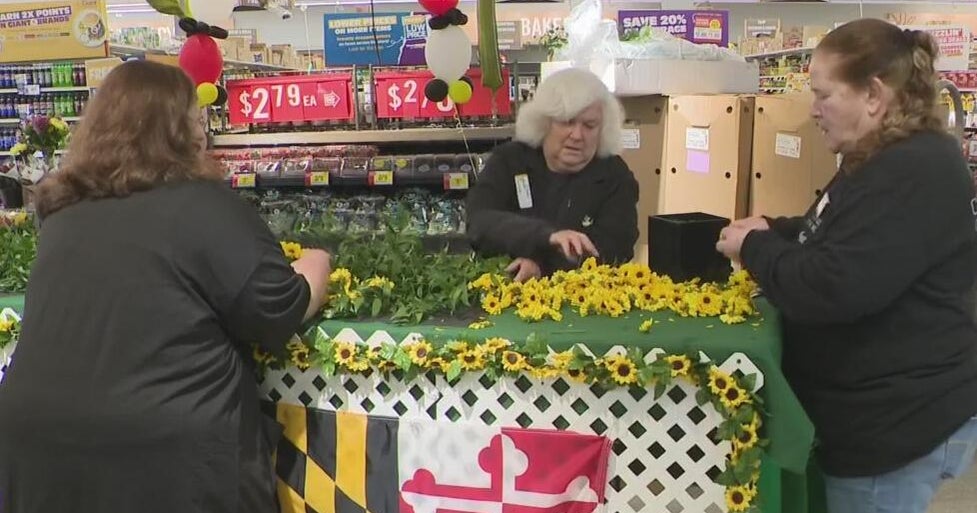 Giant florists make flower blankets for winning horses of Preakness and ...