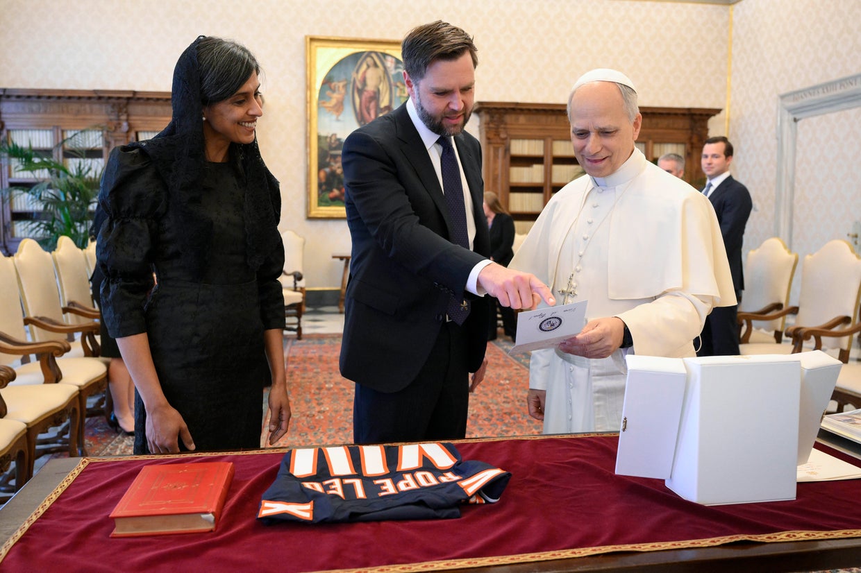 JD Vance meets Pope Leo XIV at the Vatican, gives him a Chicago Bears ...