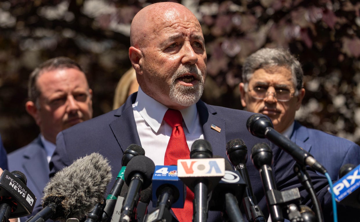 Bernard Kerik, NYPD commissioner during 9/11, dies at 69 - CBS New York