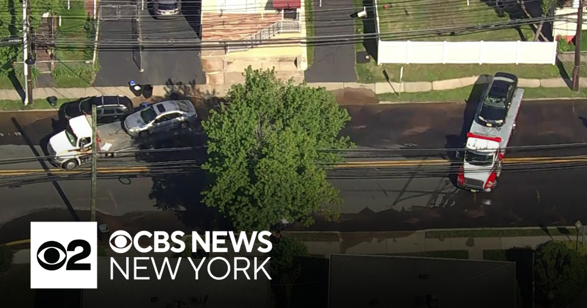 Video shows water main break in Secaucus, New Jersey - CBS New York