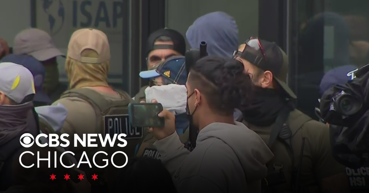 ICE operation sparks protest in Chicago's South Loop - CBS Chicago