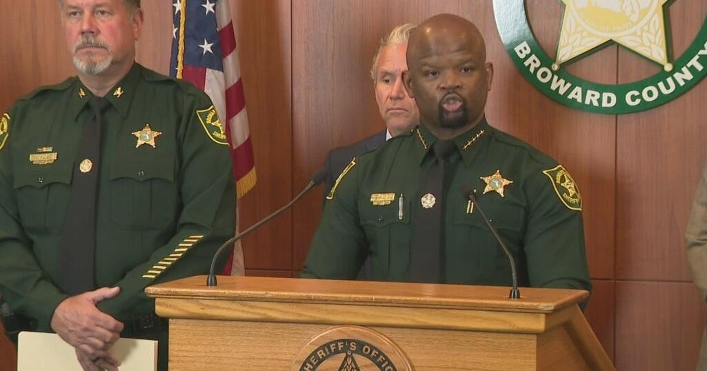 BSO Sheriff Gregory Tony defends 3 detention deputies accused of aggravated battery - CBS Miami
