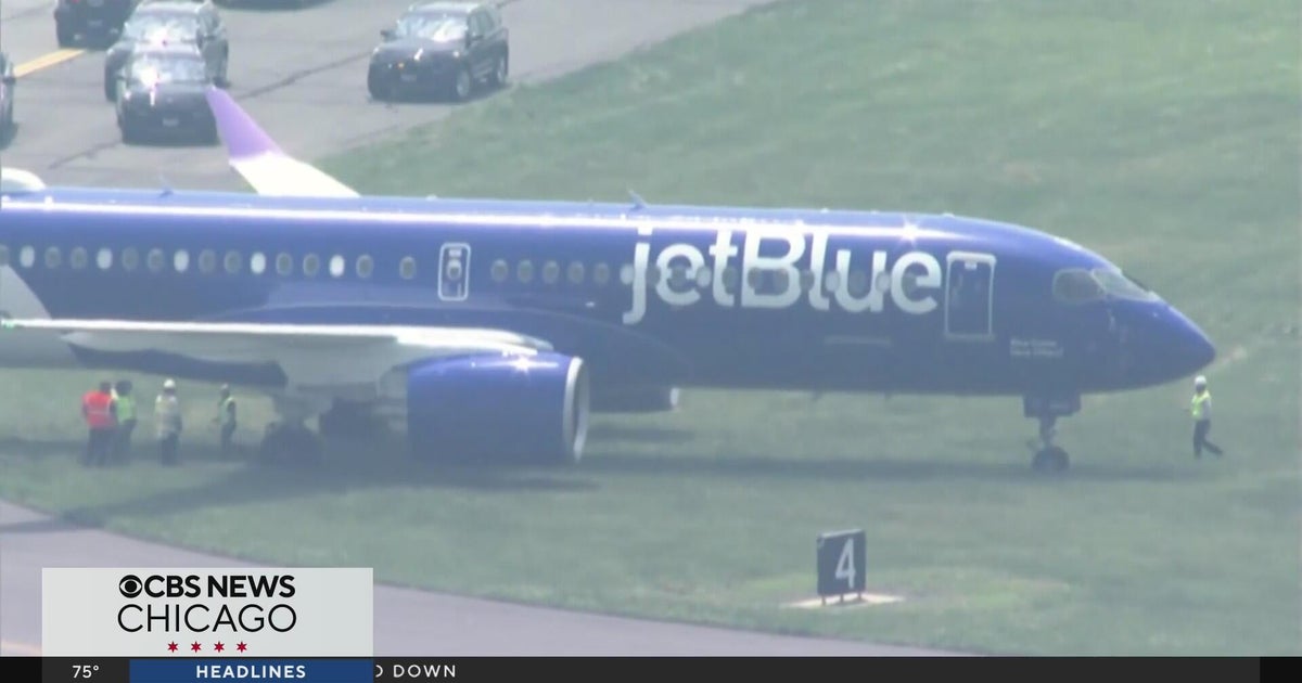 JetBlue plane from O'Hare rolls off runway at Boston airport - CBS Chicago