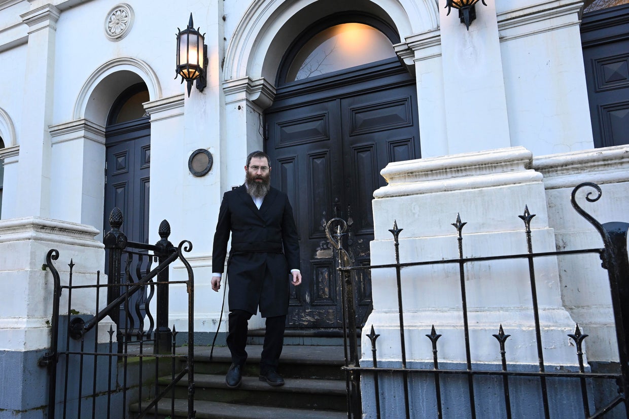 Arsonist sets fire to door at Australian synagogue with worshippers ...
