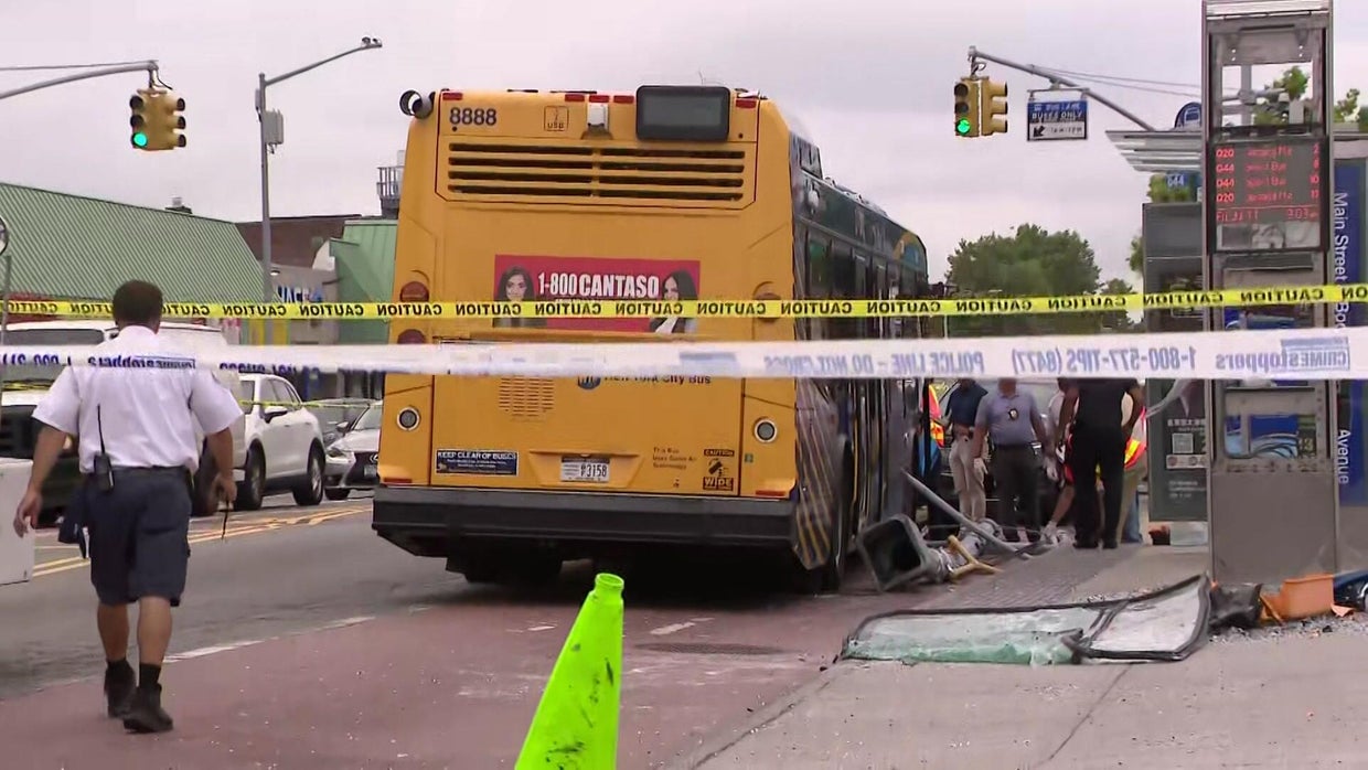 8 injured when MTA bus crashes into light pole in Queens - CBS New York
