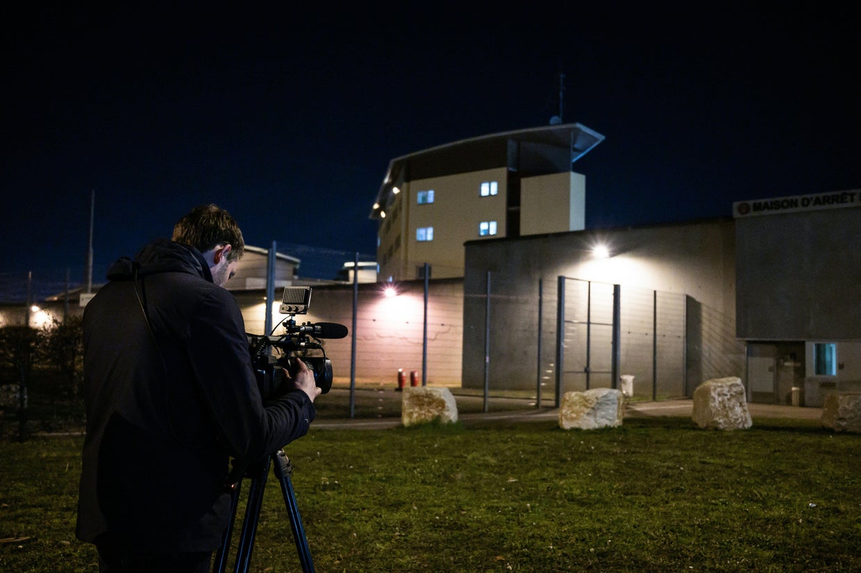 Man escapes prison by hiding in luggage of fellow cellmate as he's ...