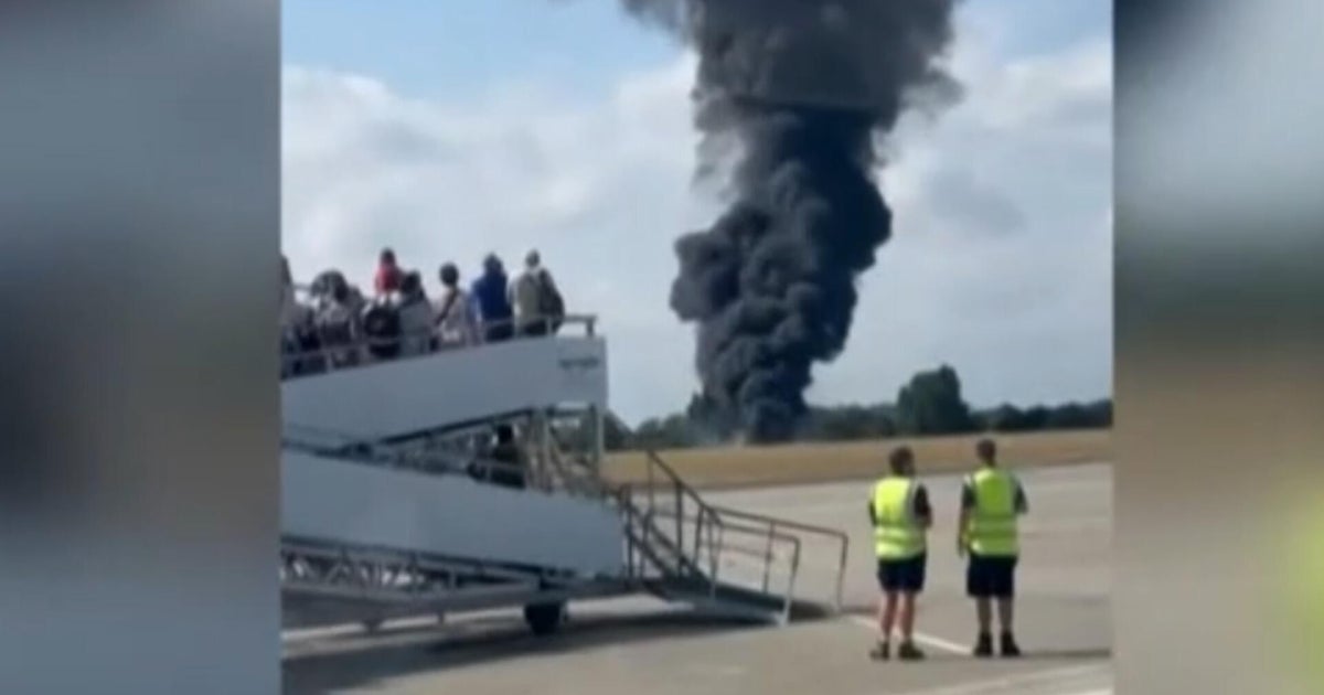 Small plane crash near London Southend Airport - CBS News