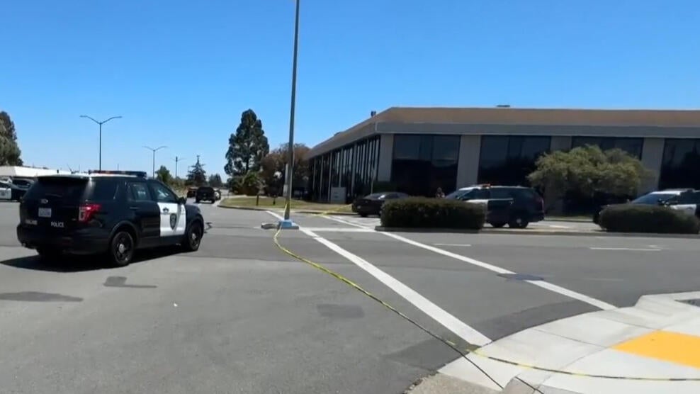California parole agent shot dead in Oakland; suspect arrested - CBS ...