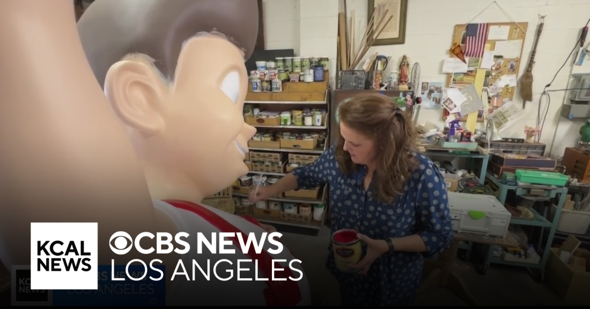 Local artist brings Bob's Big Boy statues back to life in Burbank - CBS ...
