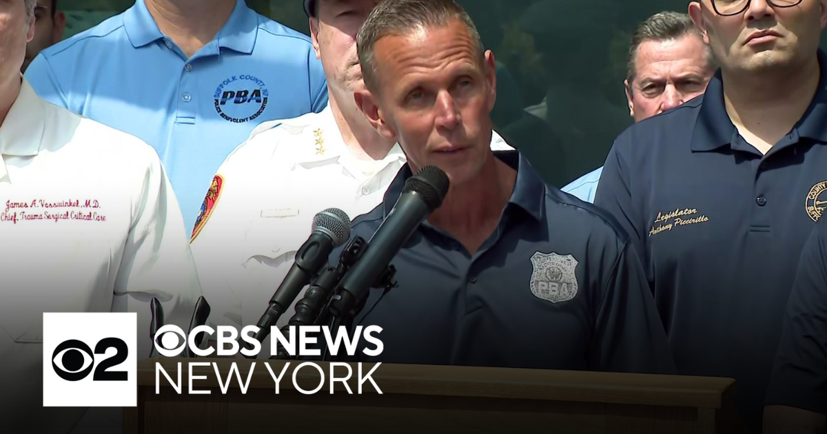 Suffolk County Police Officer Shot On Long Island Full Update Cbs