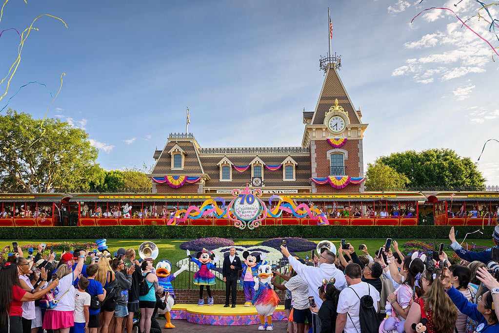 Disneyland offers discounted park tickets for Anaheim residents - CBS ...