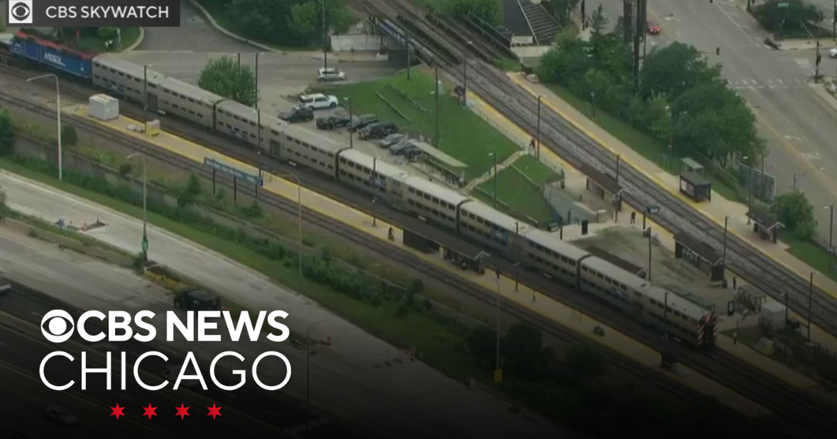 2 Metra lines stopped after car hits bridge in Chicago - CBS Chicago