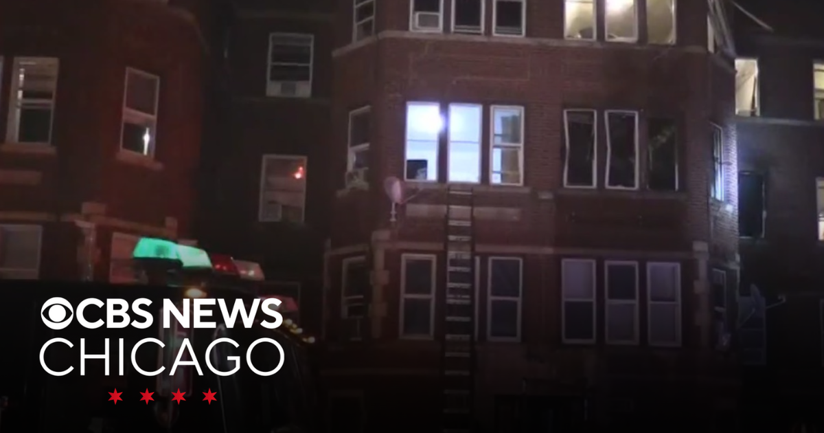 Man dead, dozens rescued after apartment building fire on Chicago's ...