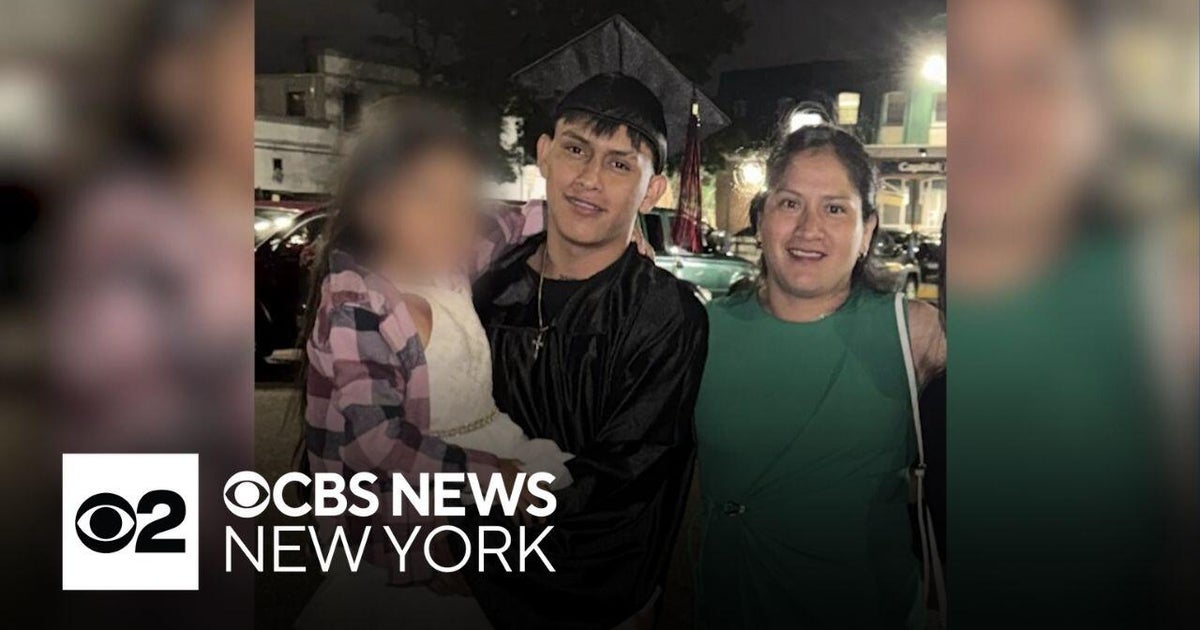 Gov. Kathy Hochul tells ICE to release Queens family - CBS New York