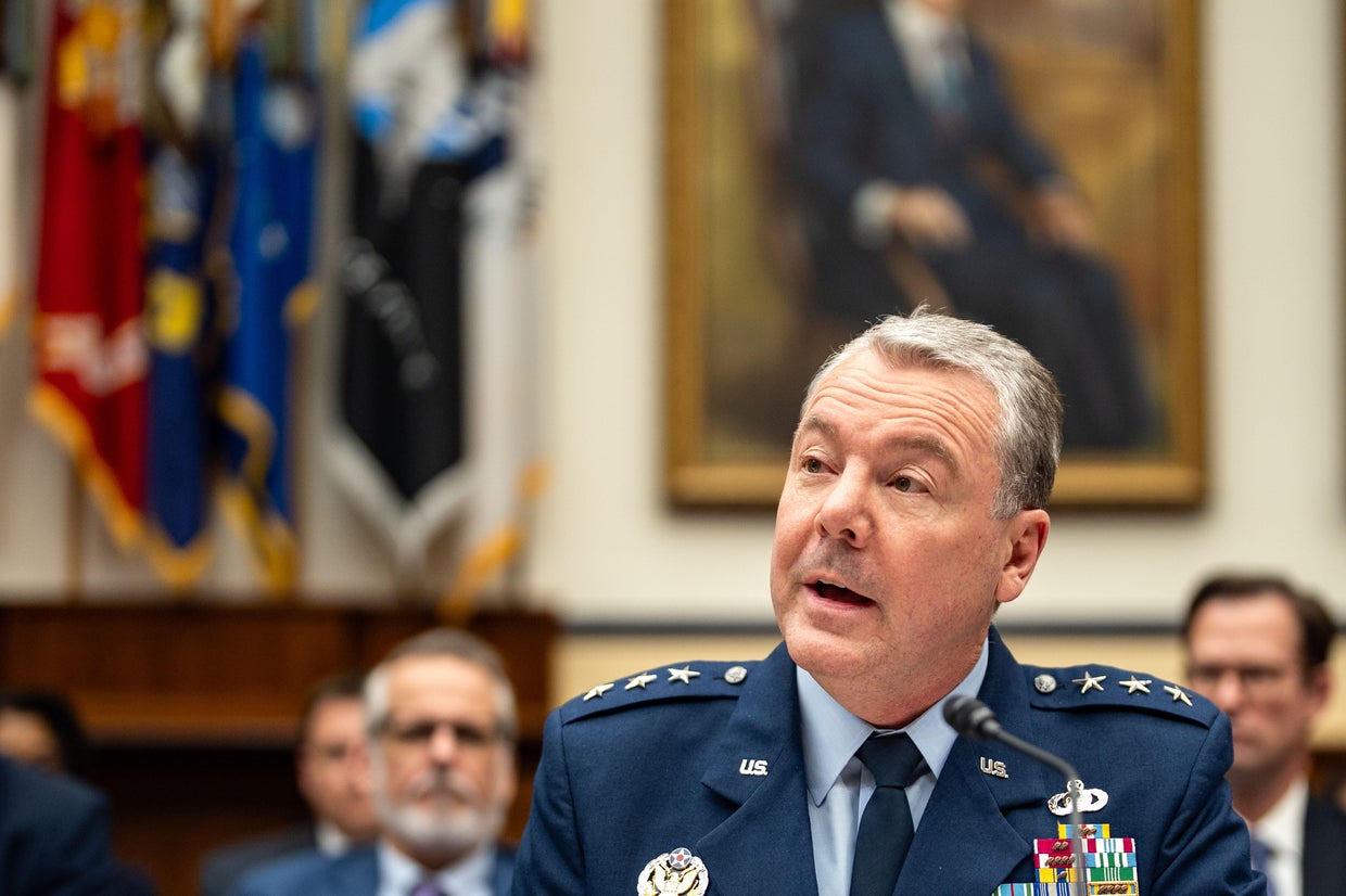 Three-star general Jeffrey Kruse ousted as Defense Intelligence Agency director - CBS News