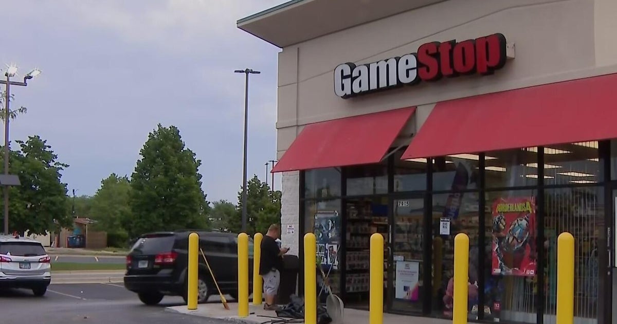 Burglars target GameStop store on Chicago's South Side - CBS Chicago