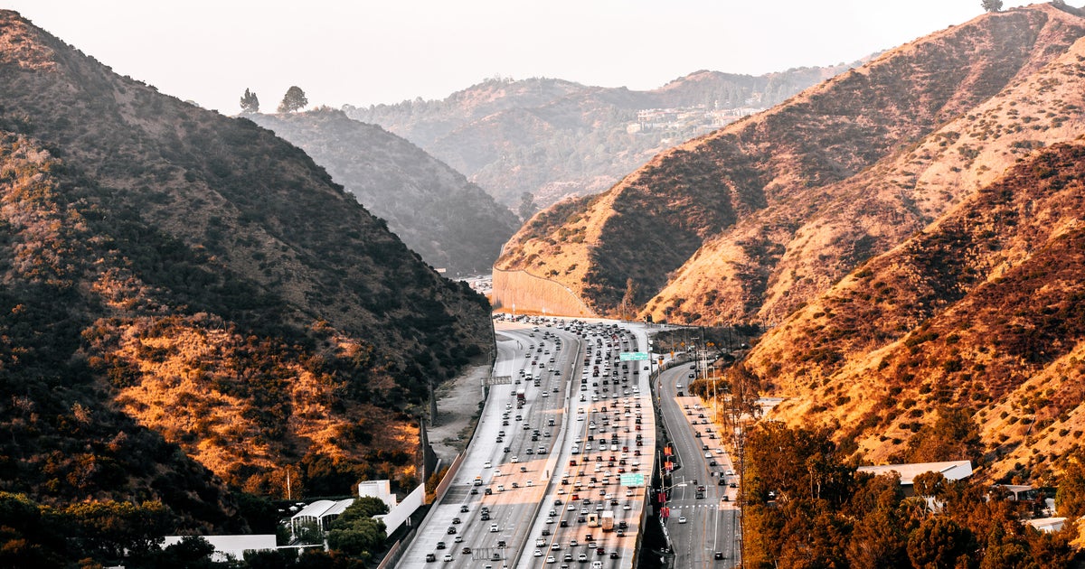 Repaving project partially closing 405 Freeway in the Sepulveda Pass ...