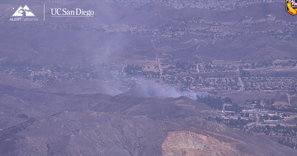 Crump Fire near Lake Elsinore prompts evacuations - CBS Los Angeles