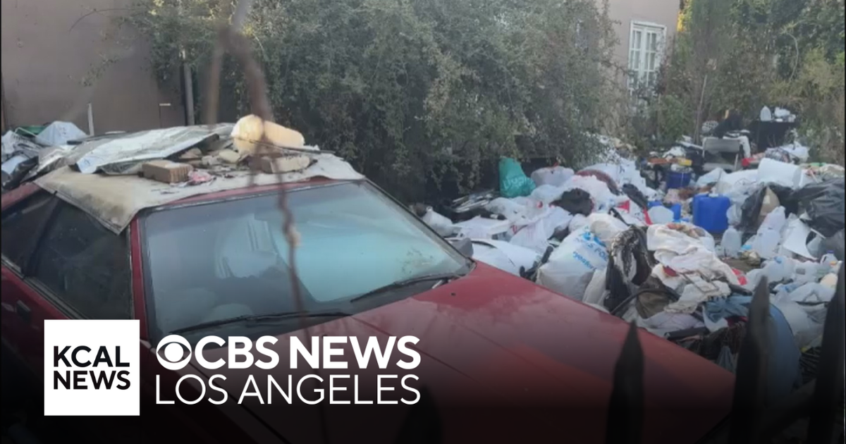 Garbage and junk return to Los Angeles home nicknamed "Trash House ...