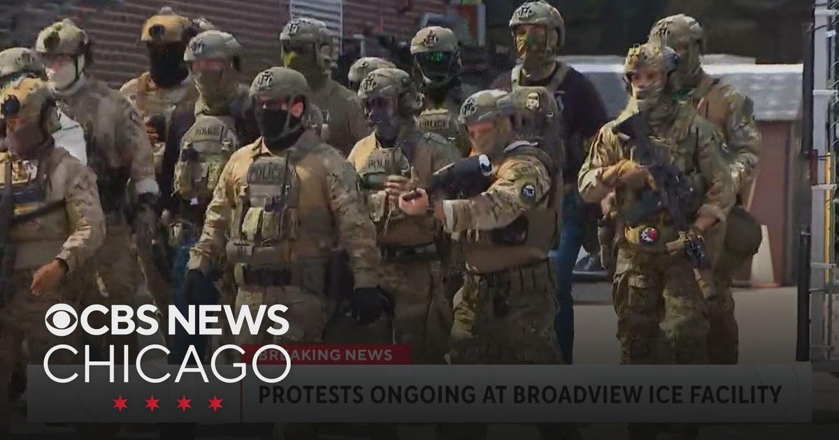 ICE, protesters clash outside Broadview facility - CBS Chicago