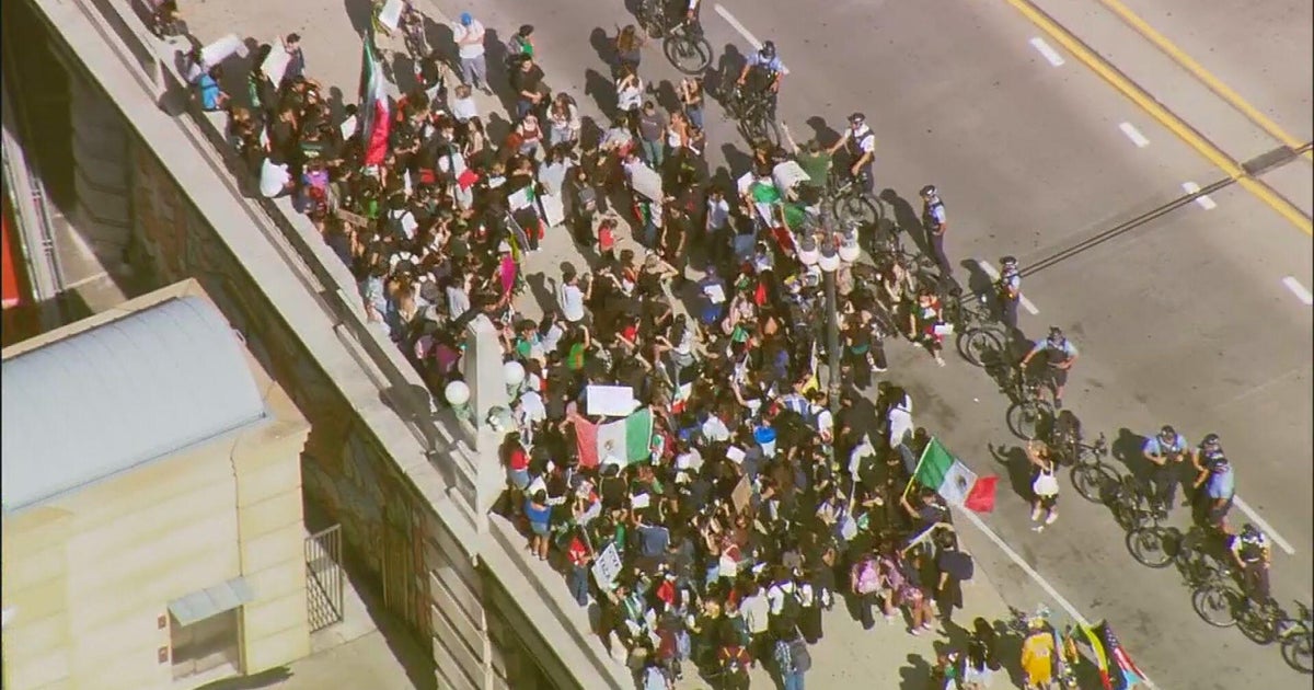 Chicago students protest ICE outside Trump Tower - CBS Chicago