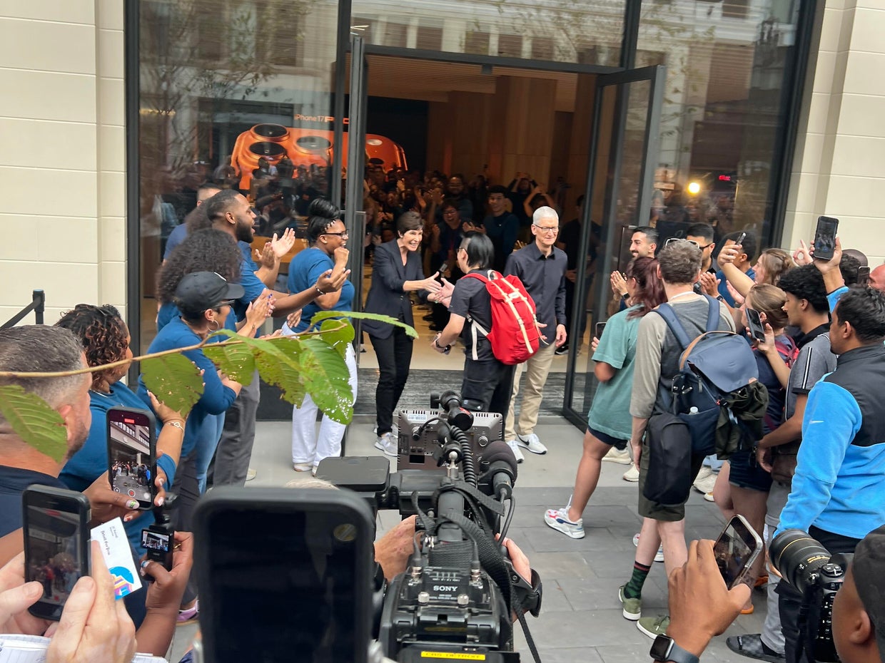 Michiganders flock to downtown Detroit for opening of Apple store - CBS ...
