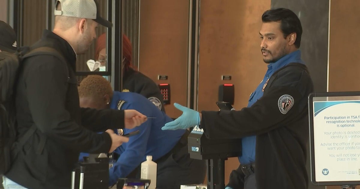 During government shutdown, air traffic controllers, TSA agents at ...