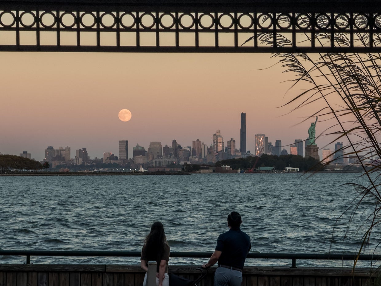 Photos show October's Harvest Supermoon in skies over NYC - CBS New York