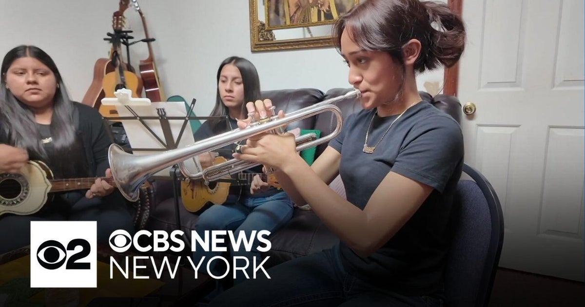 Hispanic family traditions helping culture thrive in Queens - CBS New York