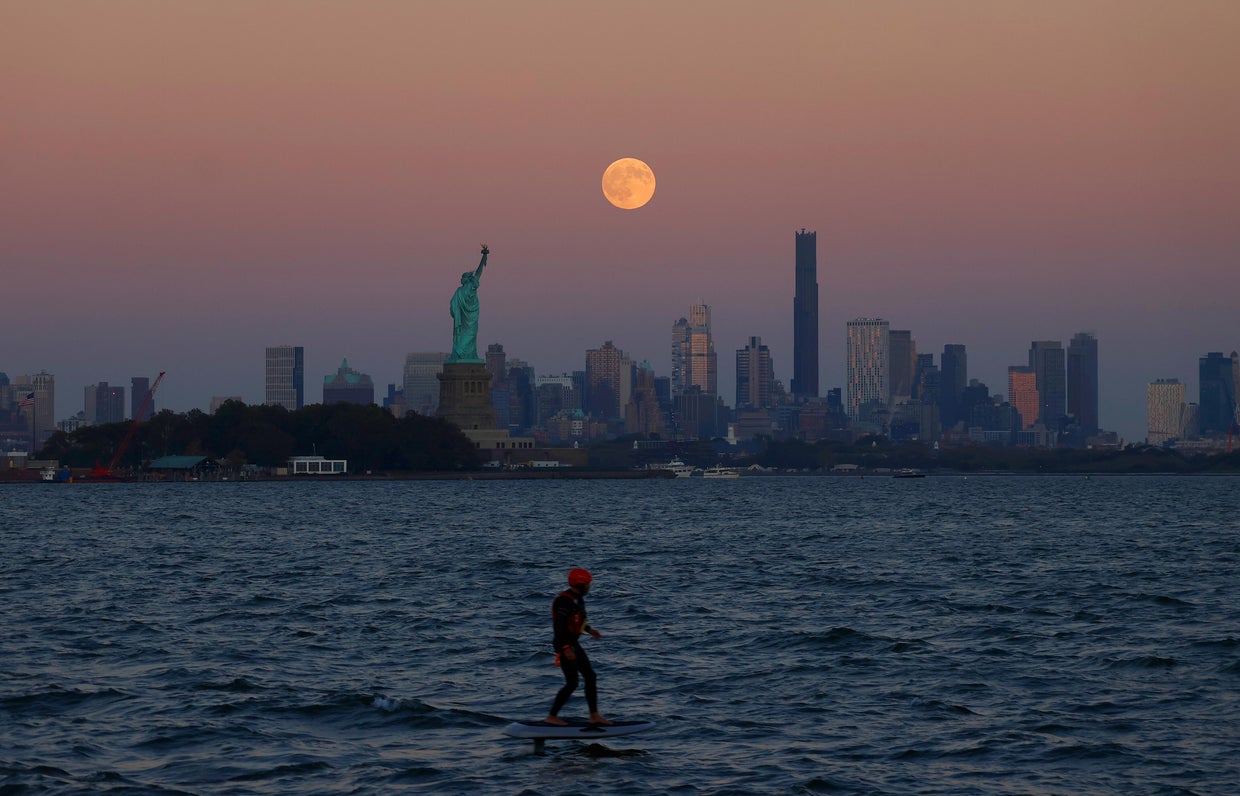 Photos show October's Harvest Supermoon in skies over NYC - CBS New York