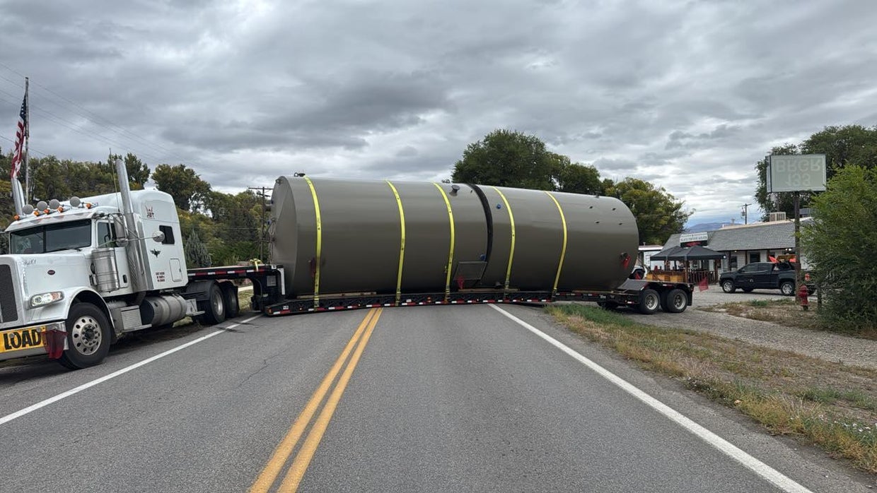 Semi gets stuck in the middle of Colorado Highway 133 in Hotchkiss ...