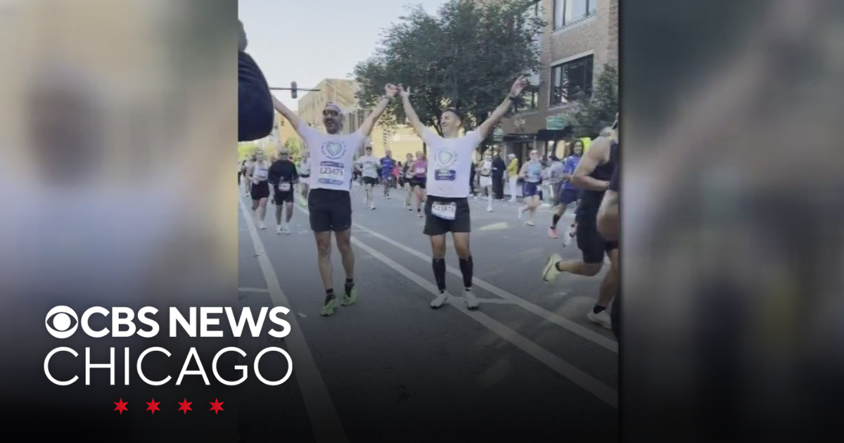 Blind runner finishes Chicago Marathon - CBS Chicago