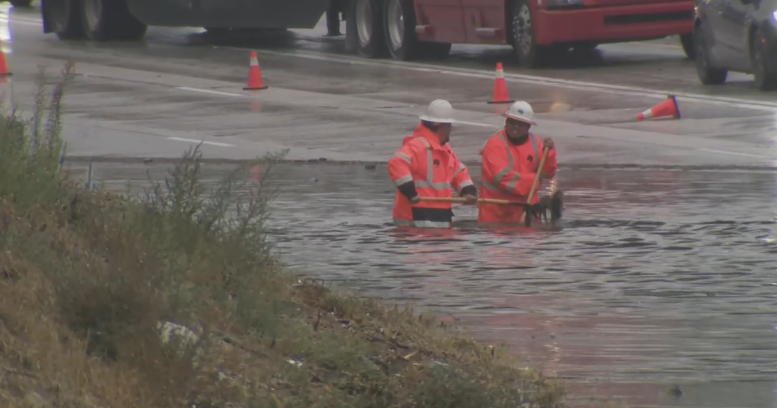 Heavy flooding on 5 Freeway snarls traffic in San Fernando, Santa ...