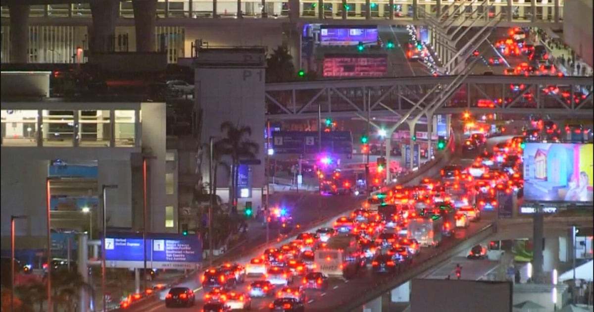 Road closure outside LAX terminal causes traffic delays - CBS Los Angeles