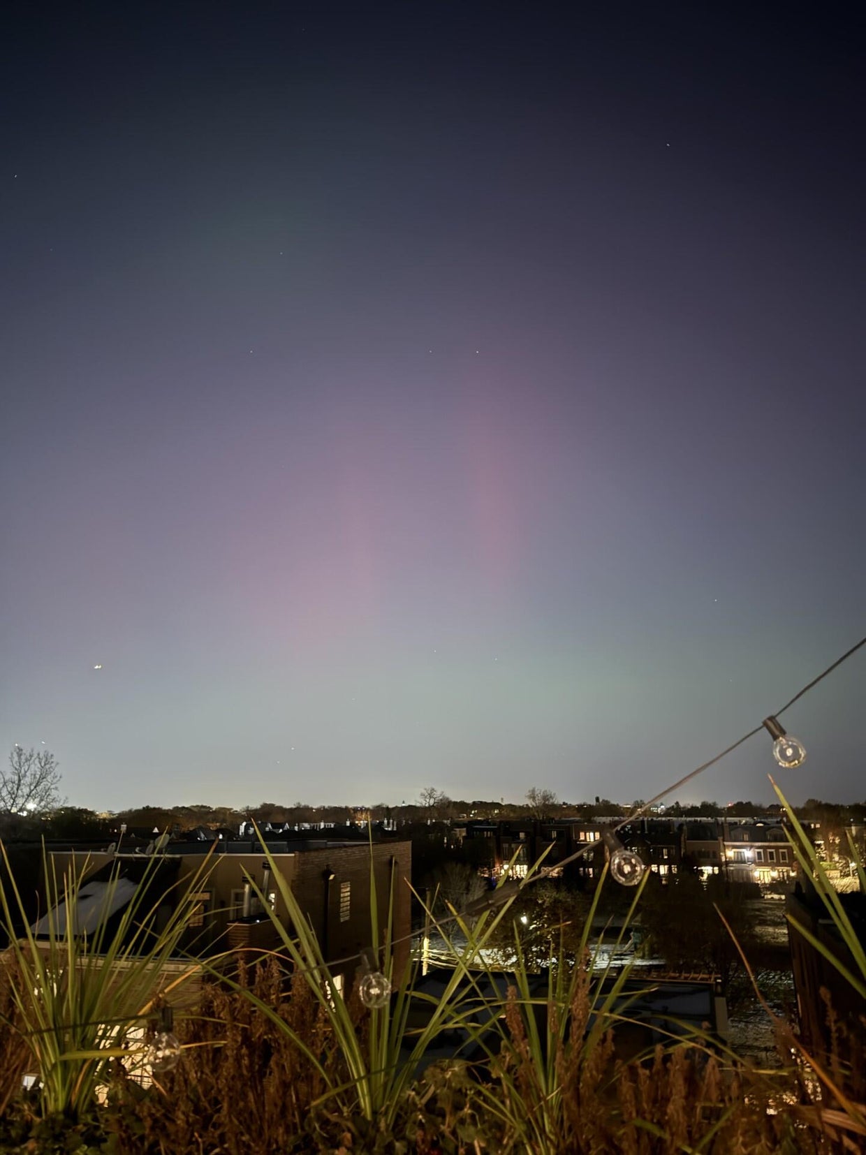 Northern lights in Chicago dazzle as geomagnetic storm brings aurora ...