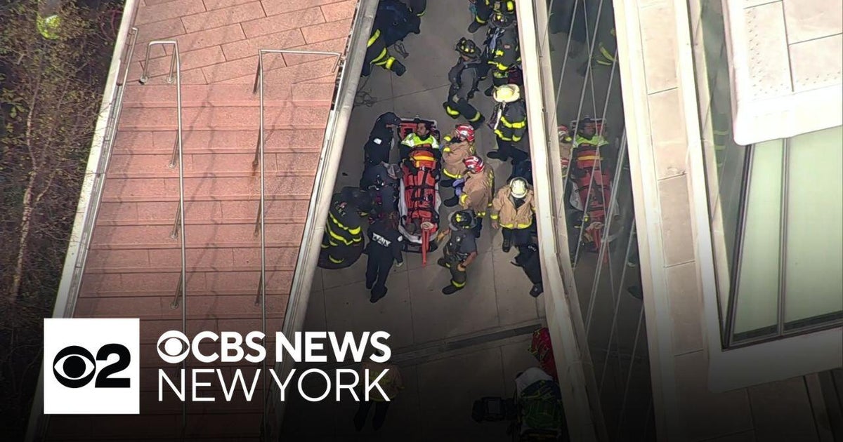 Man falls into manhole in Upper Manhattan - CBS New York