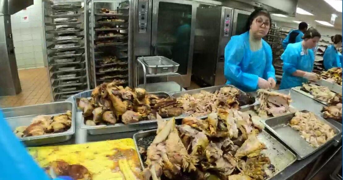 Volunteers keep McCormick Place kitchen busy preparing Thanksgiving ...