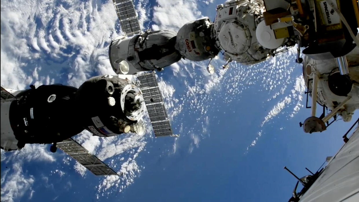 NASA astronaut joins Russian cosmonauts for Thanksgiving Day ride to ...