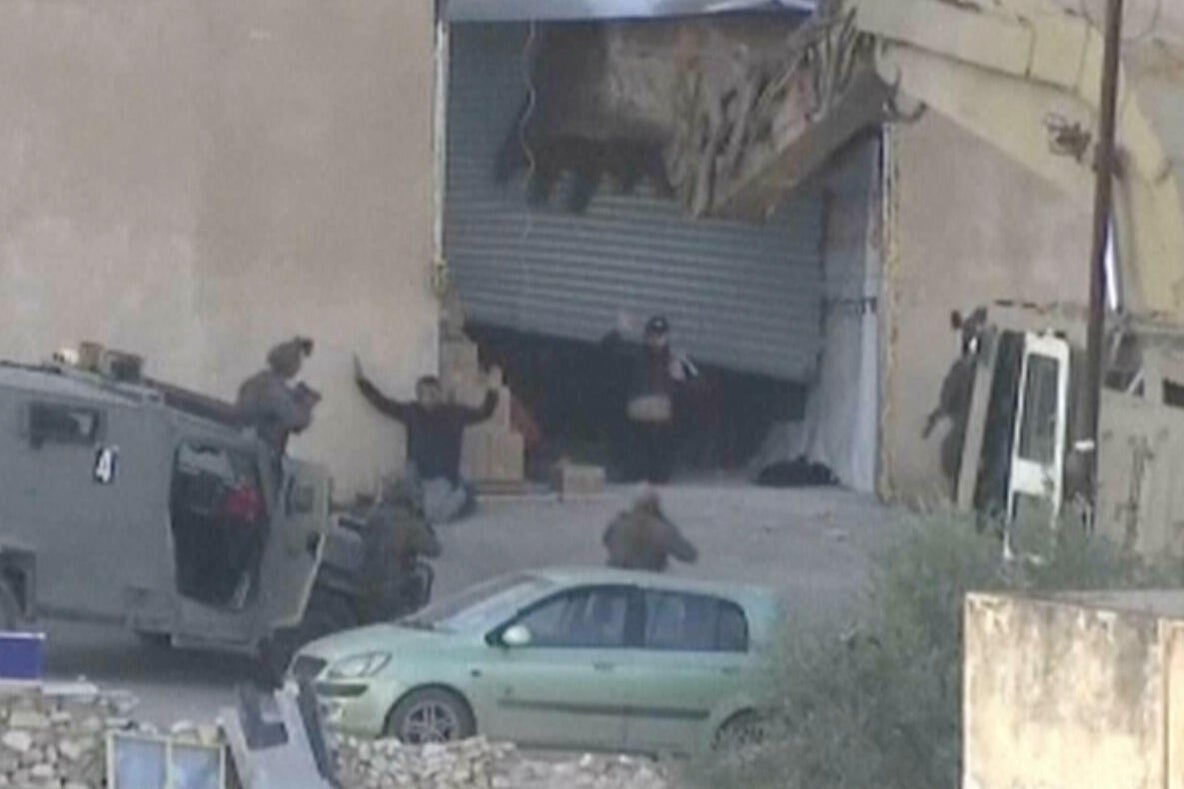 Video shows Israeli soldiers execute 2 Palestinians as they surrender ...