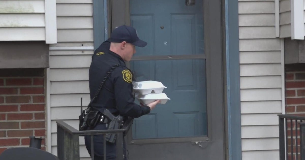 Pittsburgh police officers pass out Thanksgiving meals to those in need ...